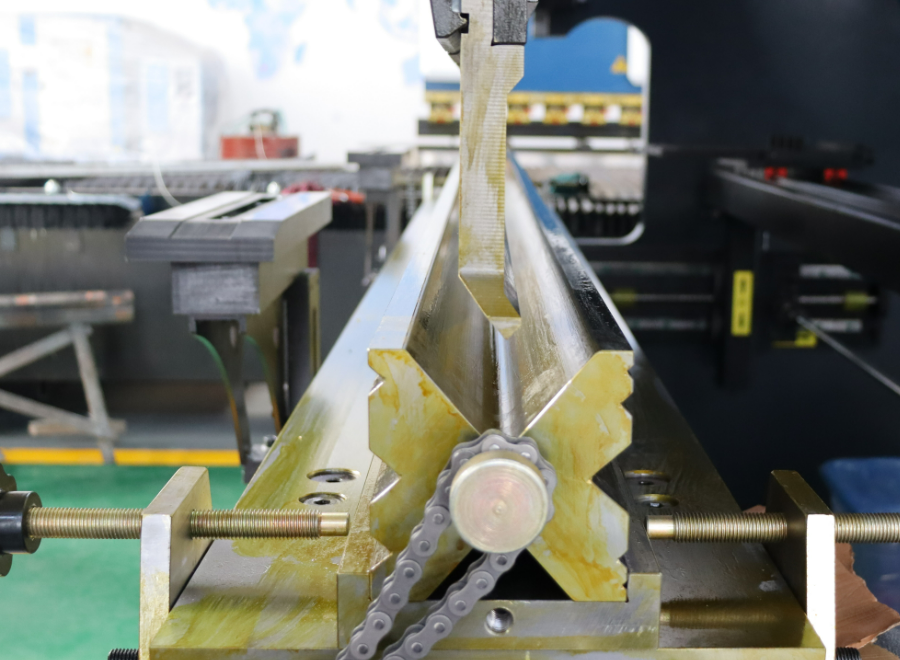 How to calibrate the upper and lower mold centers of a press brake ...