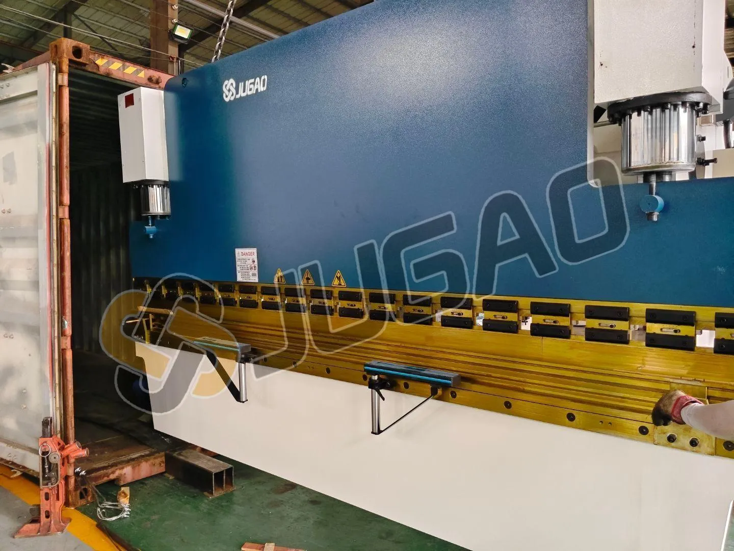 Optimizing the Loading and Unloading of Machines in Containers: A ...