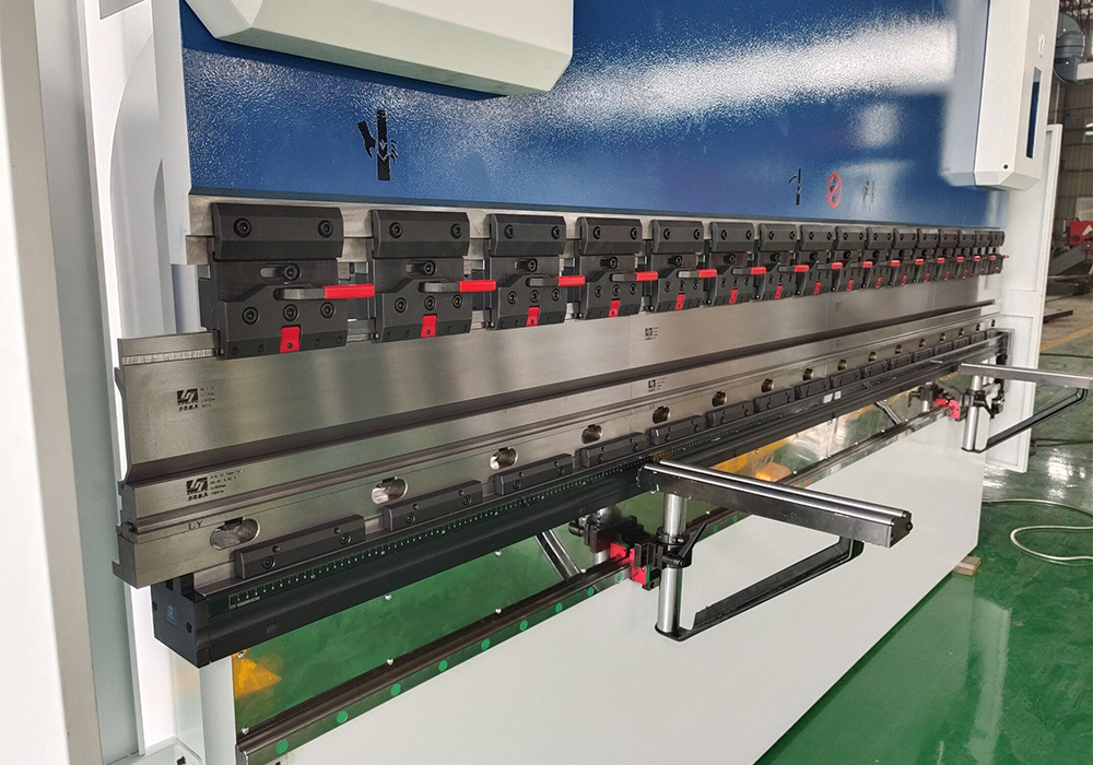 4+1 Axis CNC Hydraulic Press Brakes With CybTouch12 Controller ...