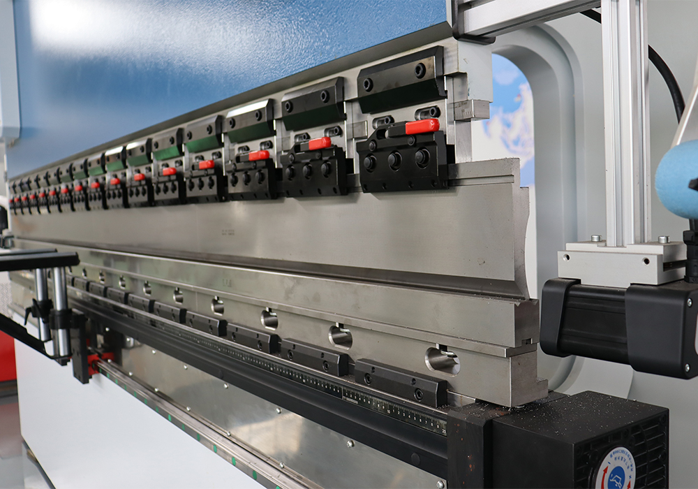 8+1 Axis CNC Hydraulic Press Brakes With DA-66T Controller manufacturer ...