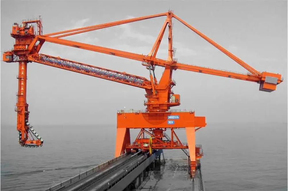 Screw ship unloader applied to seaport